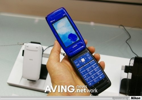 [CEATEC 2006]Hitachi presented a cell phone to support ISDB-T : 네이트 뉴스