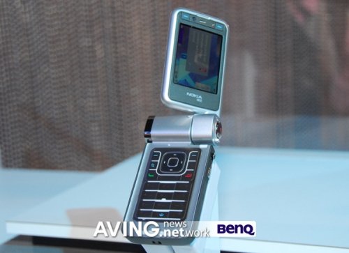 노키아 CES 2007 휴대폰 소개(2) - 뛰어난 멀티미디어 기능과 연결성을 자랑하는 'N93' : 네이트 뉴스