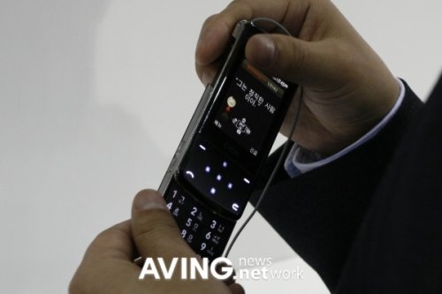 [2008 한국전자전]LG to display its touch lighting slim slider phone 'LG-SH470' : 네이트 뉴스