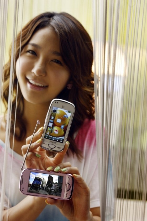 손에 착 감기는 풀터치폰 '햅틱착' 출시 : 네이트 뉴스