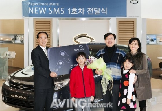 르노삼성, '뉴 SM5' 1호차 전달식 가져 : 네이트 뉴스
