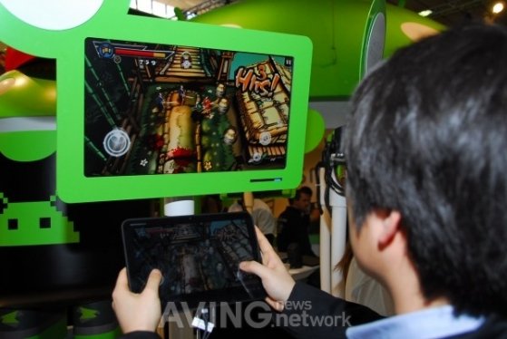 [Mobile World Congress 2011][MWC2011] Gaming with Motorola honeycomb ...
