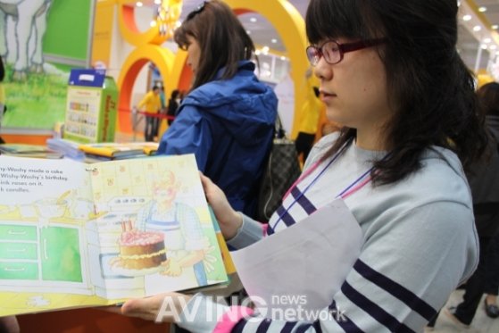 [Educare 2011][2011 유아교육전] 제이와이북스, 영어 말하기 리더로 키우는 '뉴위시워시리더스' : 네이트 뉴스