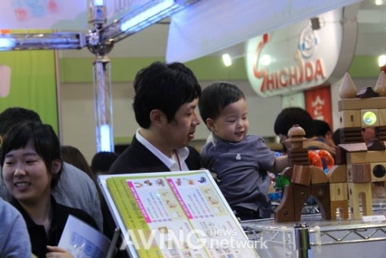 [Educare 2011][2011 유아교육전] 행사장 이모저모 ⑤ 대세는 '아기 보는 아빠' : 네이트 뉴스