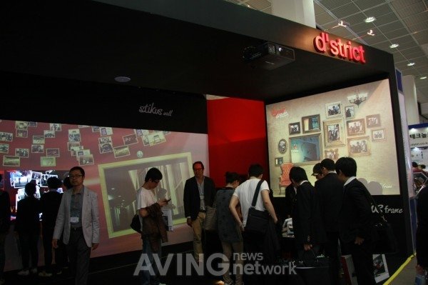 [World IT Show 2011][WIS 2011] 디스트릭트, 터치로 구현하는 광고 플랫폼 시연해 : 네이트 뉴스