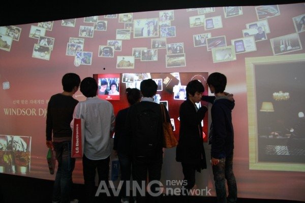 [World IT Show 2011][WIS 2011] 디스트릭트, 터치로 구현하는 광고 플랫폼 시연해 : 네이트 뉴스