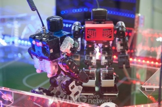 [World IT Show 2011][WIS 2011] 로보빌더, 1시간이면 조립 가능한 로봇키트 모델 소개 : 네이트 뉴스