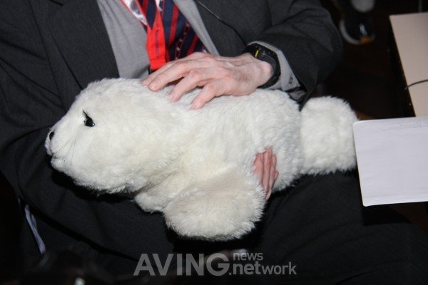 [IFA 2011] AIST, 노인들 위한 홈케어 로봇 '파로(PARO)' 선봬 : 네이트 뉴스