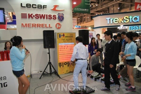 [BISS 2011 현장] 화승 부스, 스텝퍼 게임으로 즐거움 선사 : 네이트 뉴스