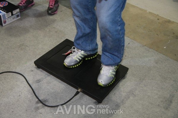 [BISS 2011 현장] 화승 부스, 스텝퍼 게임으로 즐거움 선사 : 네이트 뉴스