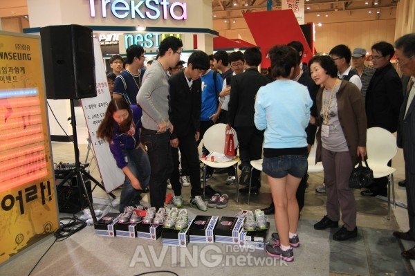 [BISS 2011 현장] 화승 부스, 스텝퍼 게임으로 즐거움 선사 : 네이트 뉴스