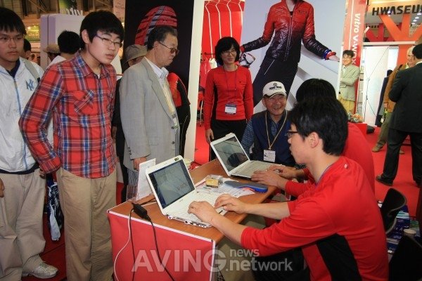 [BISS 2011 현장] "비트로 족압측정하고 경품 받아가세요" : 네이트 뉴스