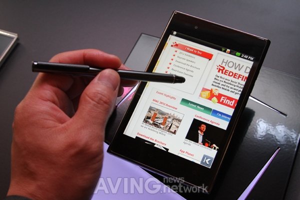 [MWC 2012 현장] LG전자, 4:3화면비의 5인치 스마트폰 '옵티머스 뷰' 공개 : 네이트 뉴스