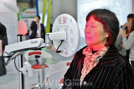 [30th KIMES 2014] AinA Showcases the LED Phototherapy Skin Treatment Device : 네이트 뉴스