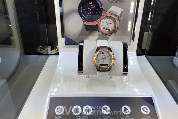 [MWC 2015] 스타일리시한 스마트워치 '게스 커넥트' : 네이트 뉴스