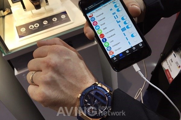 [MWC 2015] 스타일리시한 스마트워치 '게스 커넥트' : 네이트 뉴스
