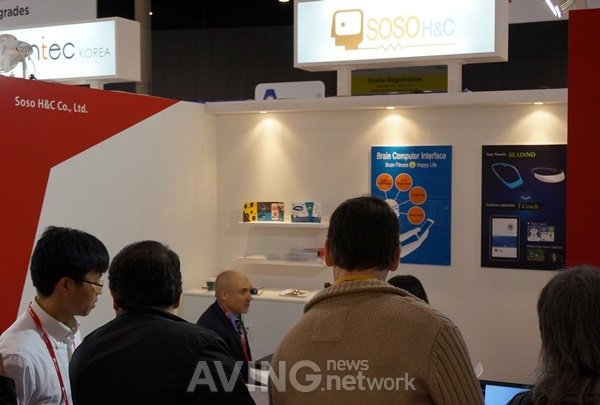 [MWC 2015] SoSo Showcases Brain Wave Wearable Devices and Games : 네이트 뉴스