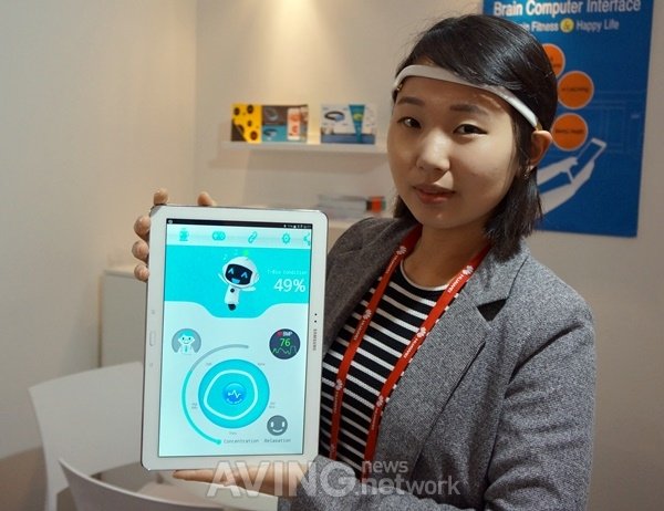 [MWC 2015] SoSo Showcases Brain Wave Wearable Devices and Games : 네이트 뉴스