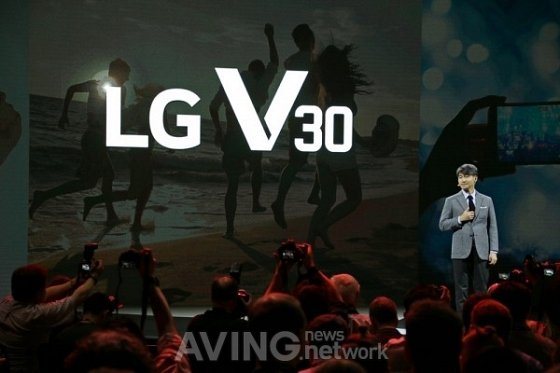 [IFA 2017 포토] 'LG V30' 공개한 조준호 LG전자 MC사업본부장 사장 : 네이트 뉴스