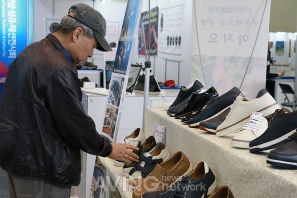 [BISS 2018] Social Cooperative Shoe Making Scene, Showcases 'AGIO ...