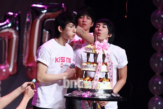 [bnt포토] 기섭-기범 "같이 생일 맞이했어요" : 네이트 뉴스