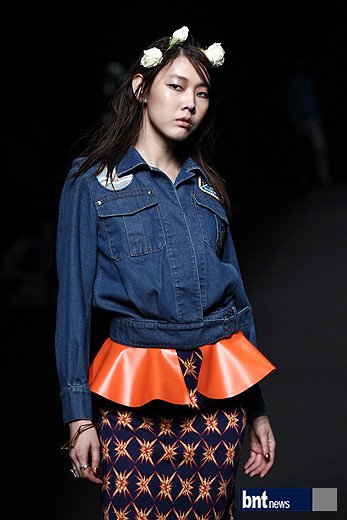 [bnt포토] 탑모델 한혜진, 상큼한 오렌지 컬러 스커트 : 네이트 뉴스