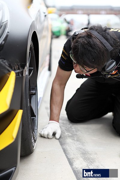 [bnt포토] '2012 KSF' 타이어 점검은 꼼꼼하고 세밀하게~ : 네이트 뉴스