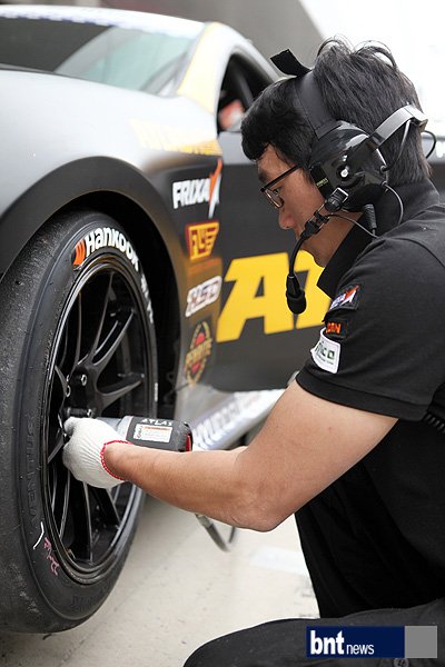 [bnt포토] '2012 KSF' 타이어 교체는 신속 정확하게~ : 네이트 뉴스