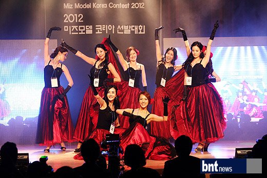 [bnt포토] '2012 미즈모델'의 감출 수 없는 끼! : 네이트 뉴스