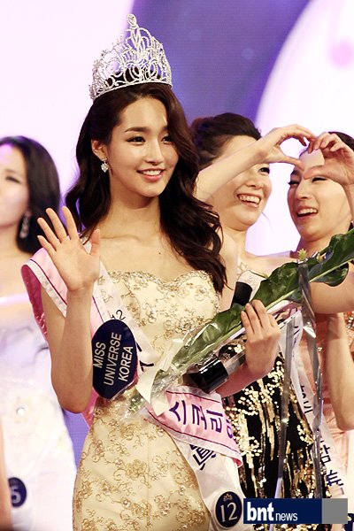 [bnt포토] 2012 미스코리아 진 김유미, 사랑스러운 그녀의 손인사~ : 네이트 뉴스