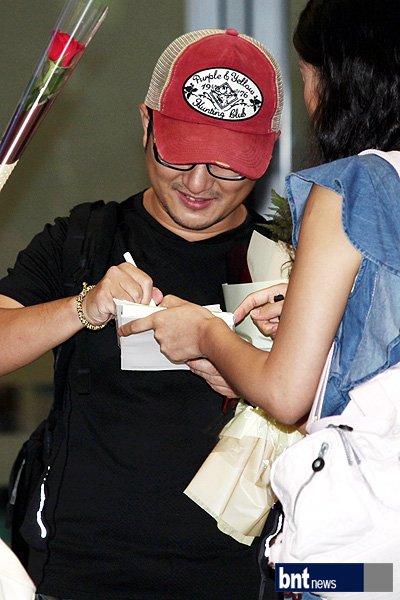 [bnt포토] 구파도 감독, 한국 팬들 환영에 행복한 미소~ : 네이트 뉴스