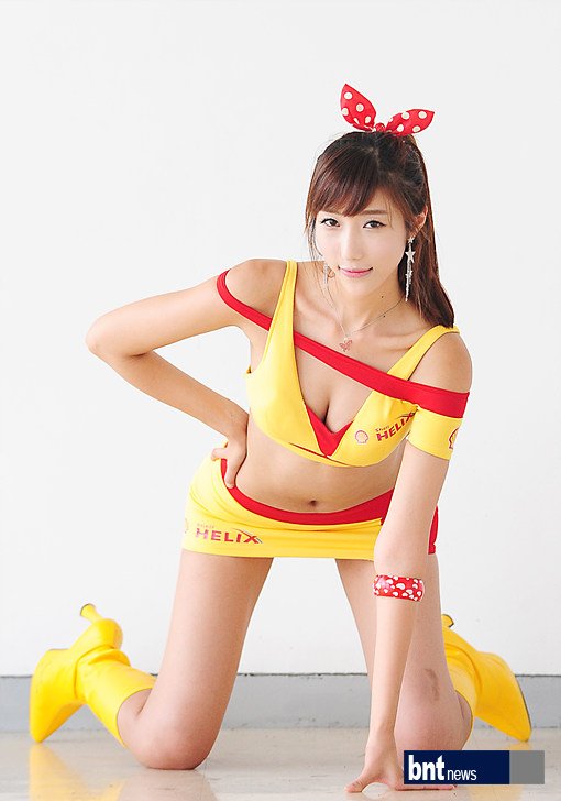 [bnt포토] 레이싱모델 유지아, 눈길잡는 가슴라인 : 네이트 뉴스