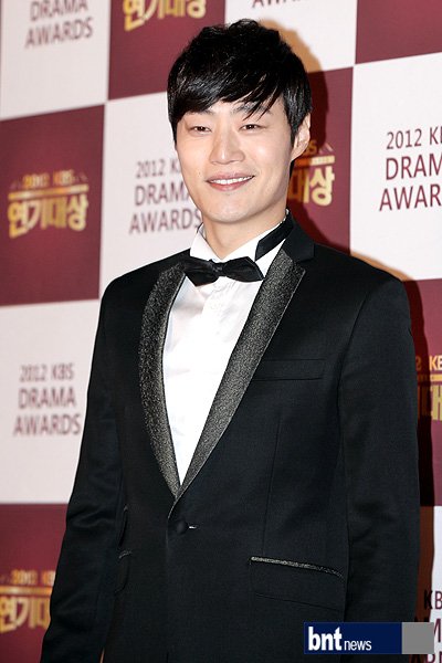 [bnt포토] 이희준, 부드러운 미소~ (KBS연기대상) : 네이트 뉴스