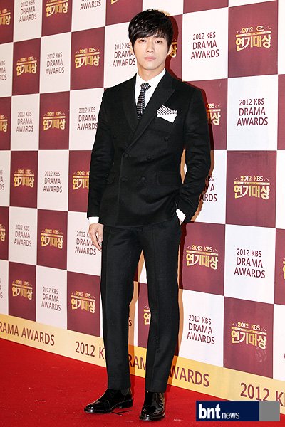 [bnt포토] 남궁민, 그 남자의 시크한 포토타임 (KBS연기대상) : 네이트 뉴스