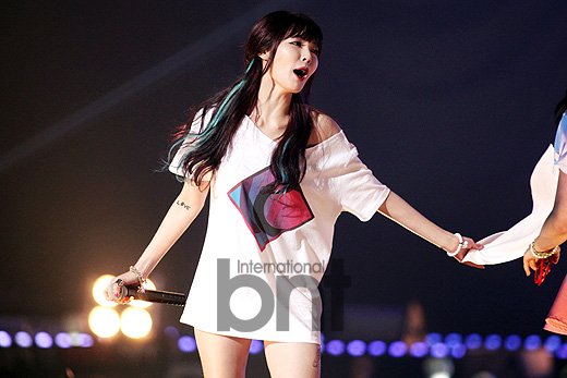 [bnt포토] 포미닛 현아, 티셔츠 한 장만 걸친 듯이~ : 네이트 뉴스