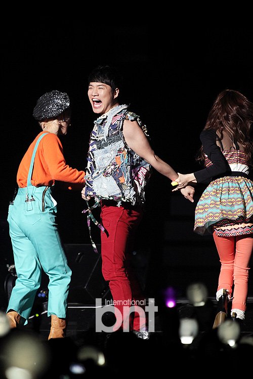 [bnt포토] 김기리, 투윤에게 끌려가며 '내가 이거 하려고 5시간 기다렸어~' : 네이트 뉴스