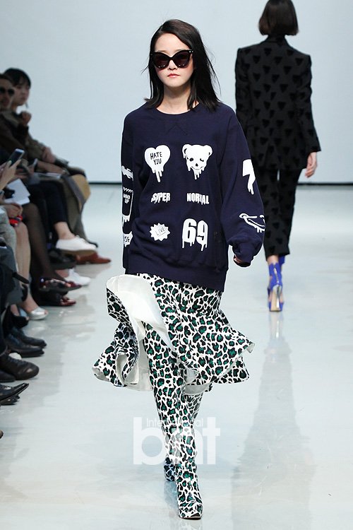 [bnt포토] 강승현, 치맛자락 펄럭이며 '파워풀 캣워크' : 네이트 뉴스