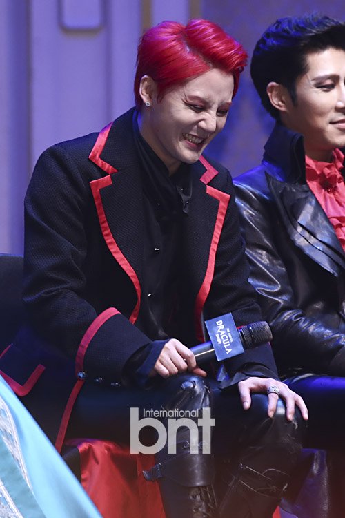 [bnt포토] JYJ 김준수 '싱글벙글' (드라큘라) : 네이트 뉴스