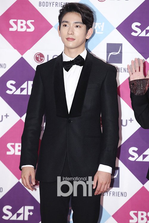 [bnt포토] 갓세븐 진영 '연기대상에 온 줄 알았네~'(2016 SBS가요대전) : 네이트 뉴스