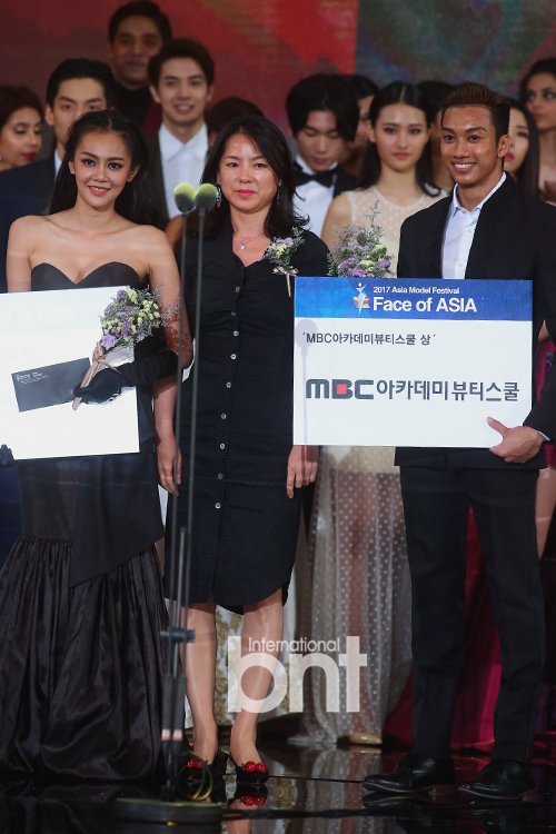 [bnt포토] MBC아카데미 뷰티스쿨 상 받은 주라락 쿠미드-하사날 루슬란(페이스오브아시아) : 네이트 뉴스