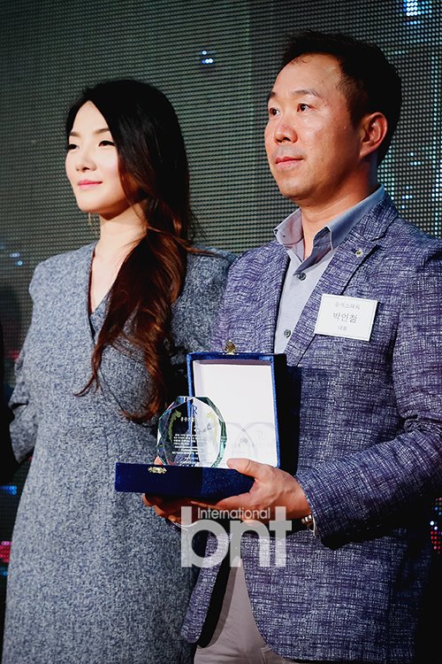 [bnt포토] '2017 MCT차이나스타 프로젝트'에서 수상 후 기념사진 찍는 플렉스파워 박인철 대표 : 네이트 뉴스