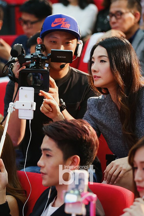 [bnt포토] 2017 MCT차이나스타 프로젝트'런칭파티에서 실시간팔로워 진행 중인 김시현 대표 : 네이트 뉴스