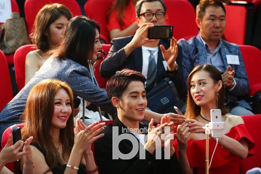 [bnt포토] '2017 MCT차이나스타 프로젝트' 런칭파티에서 실시간 팔로워 1위 선정되는 순간 : 네이트 뉴스