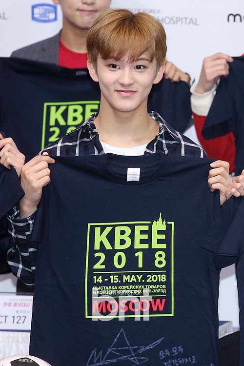[bnt포토] NCT 127 마크 '티셔츠 들고 귀여운 미소~' : 네이트 뉴스