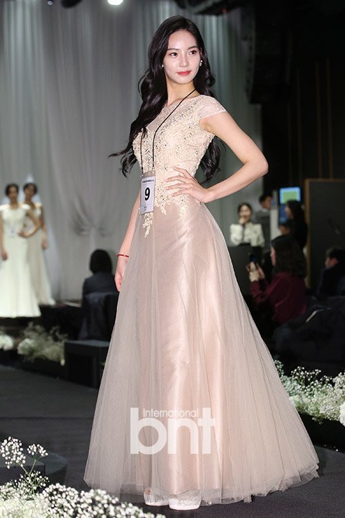 [bnt포토] 2018 한국왕홍모델선발제전 선 조채영 '아름다운 드레스 자태' : 네이트 뉴스