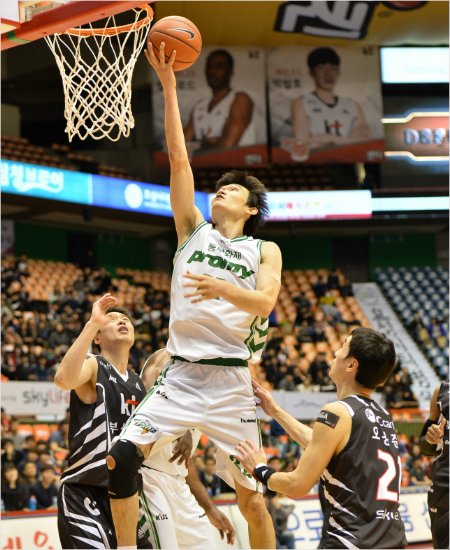 동부, kt전 9연패 탈출…KCC, 6연패 수렁 : 네이트 스포츠