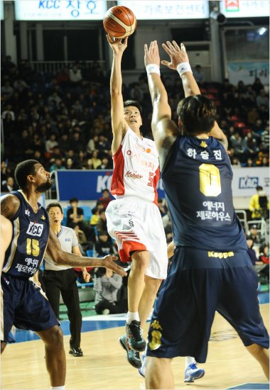 '김선형만 맹활약' SK 3연패…KCC '홈 4연승' : 네이트 스포츠
