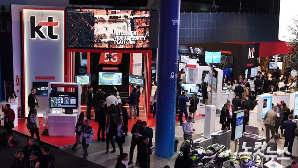 관람객 붐비는 MWC2018 KT 부스 : 네이트 뉴스
