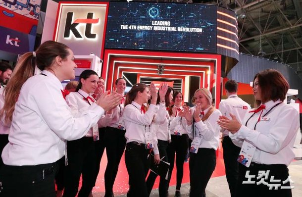 MWC2018 폐막,박수치는 KT전시장 운영자들 : 네이트 뉴스