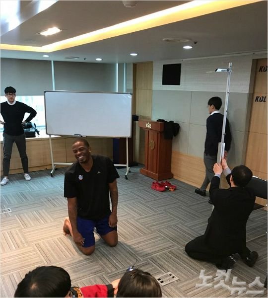 "스트레스 많았다" 찰스 로드, 199.2cm 확인 후 감격 세리머니 : 네이트 스포츠